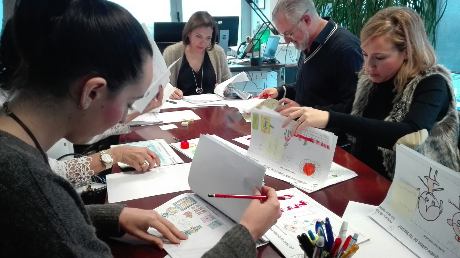 Más de cien niños dibujan a sus pediatras y enfermeros con motivo del ...